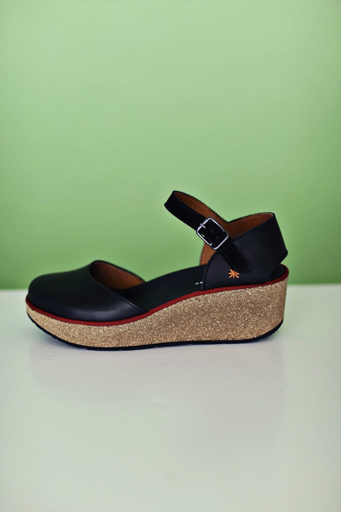 Sort sommer sko med kilehæl fra ART - McVERDI | Sommersko