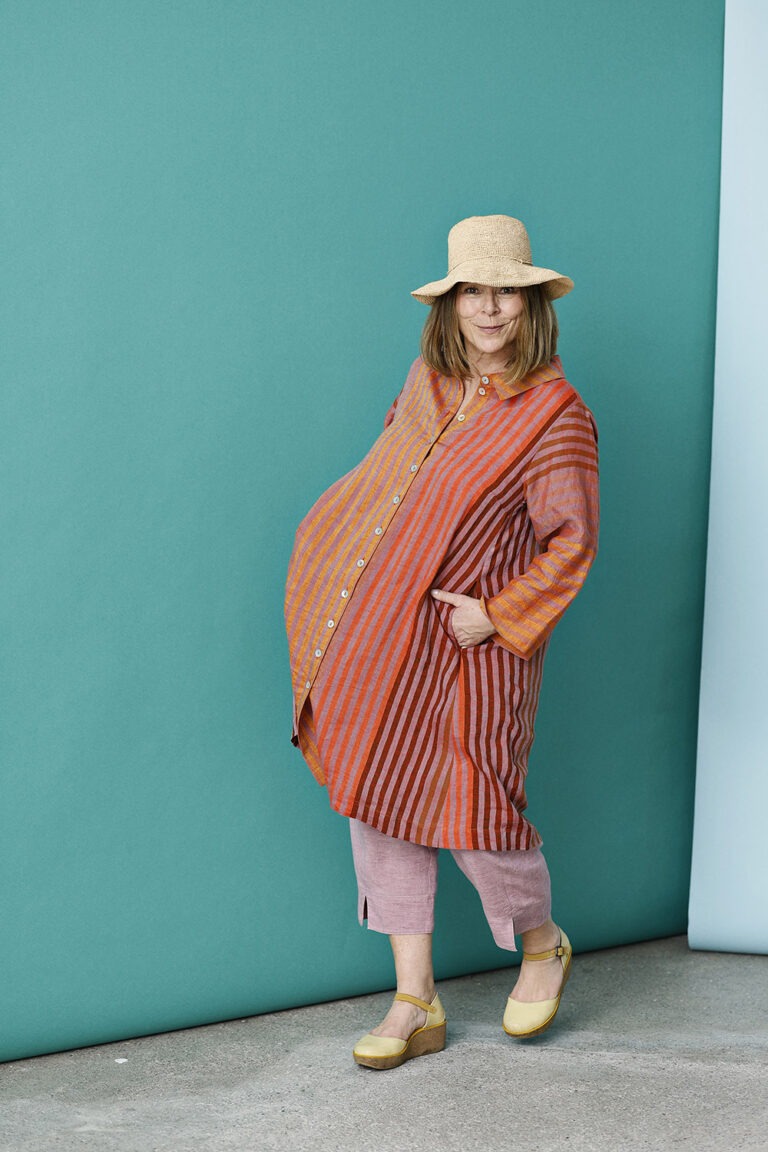 Kjole med knapper i røde/orange striber | lang skjortekjole | mcverdi