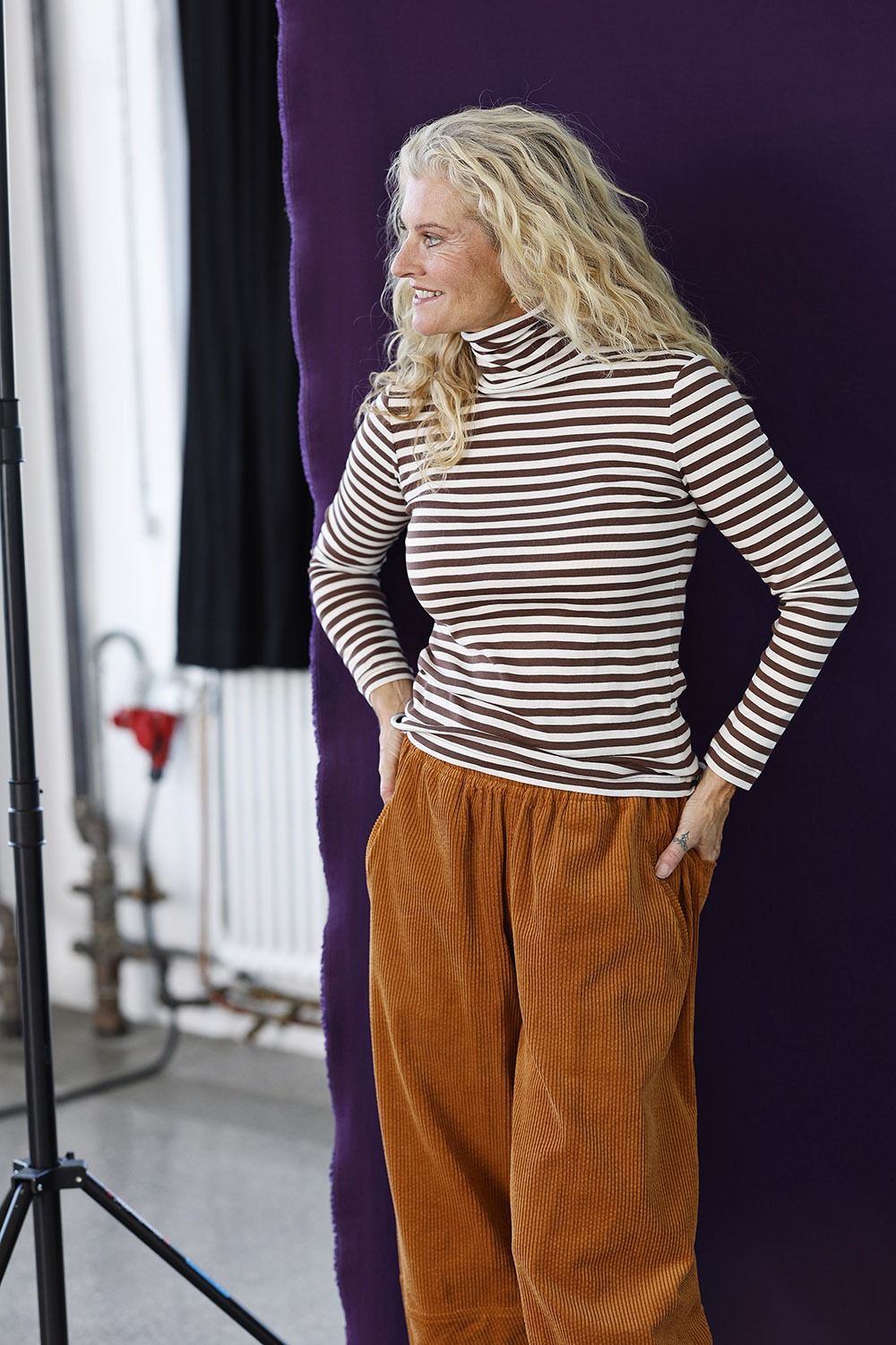 Højhalset hvid/brun stribet bluse fra by basics - McVERDI stribet ...